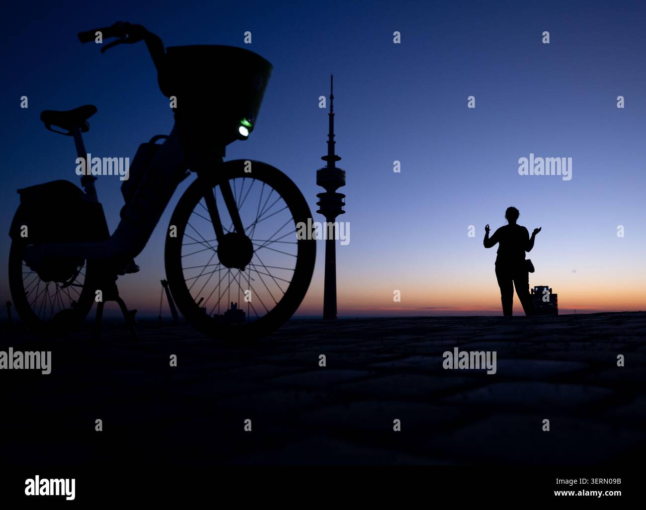 19 June 2026, Bavaria, Munich: Early risers wait for the sunrise on ...