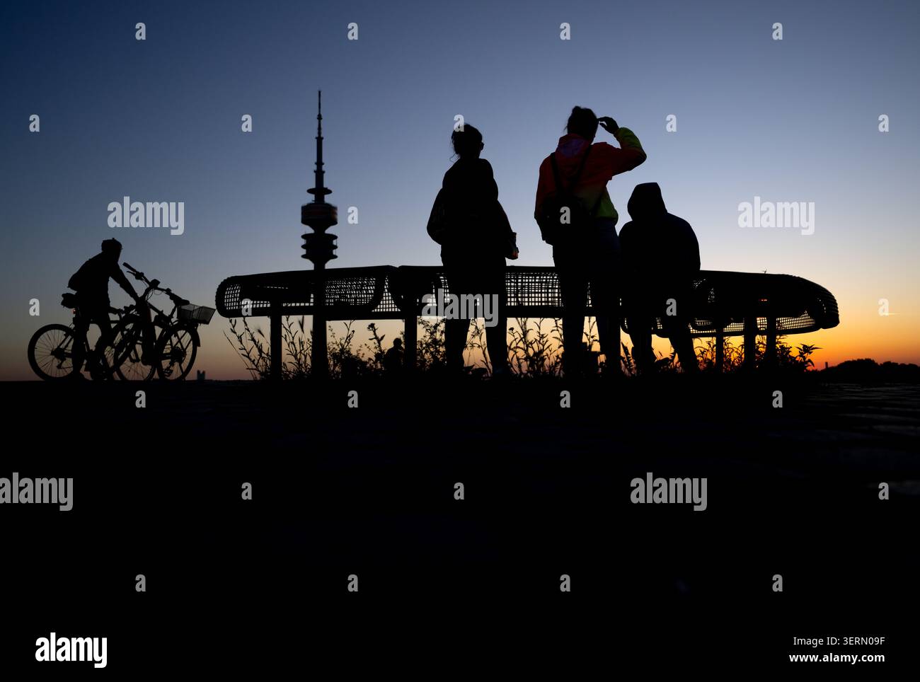 19 June 2026, Bavaria, Munich: Early risers watch the sunrise on ...