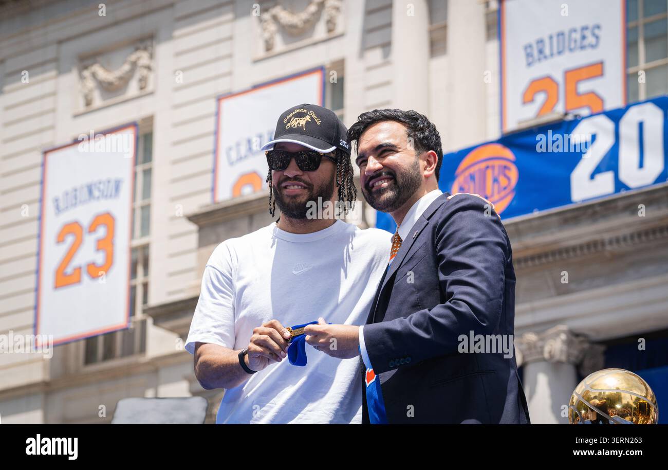 NYC Knicks Jalen Brunson receives the keys to the city from NYC Mayor ...
