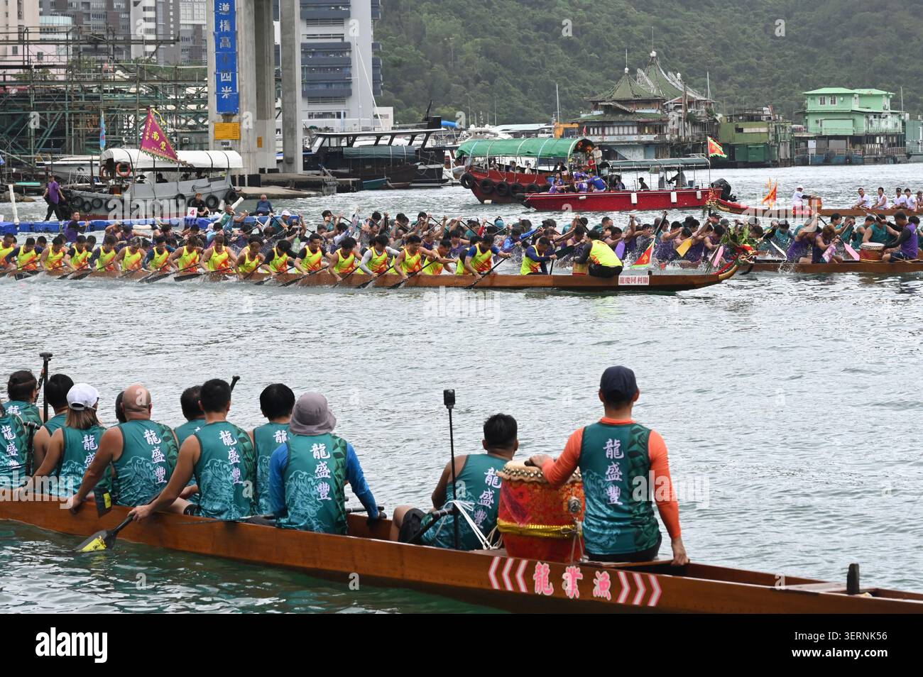Many dragon boats race in Aberdeen Promenade at Dragon Boat Festival ...