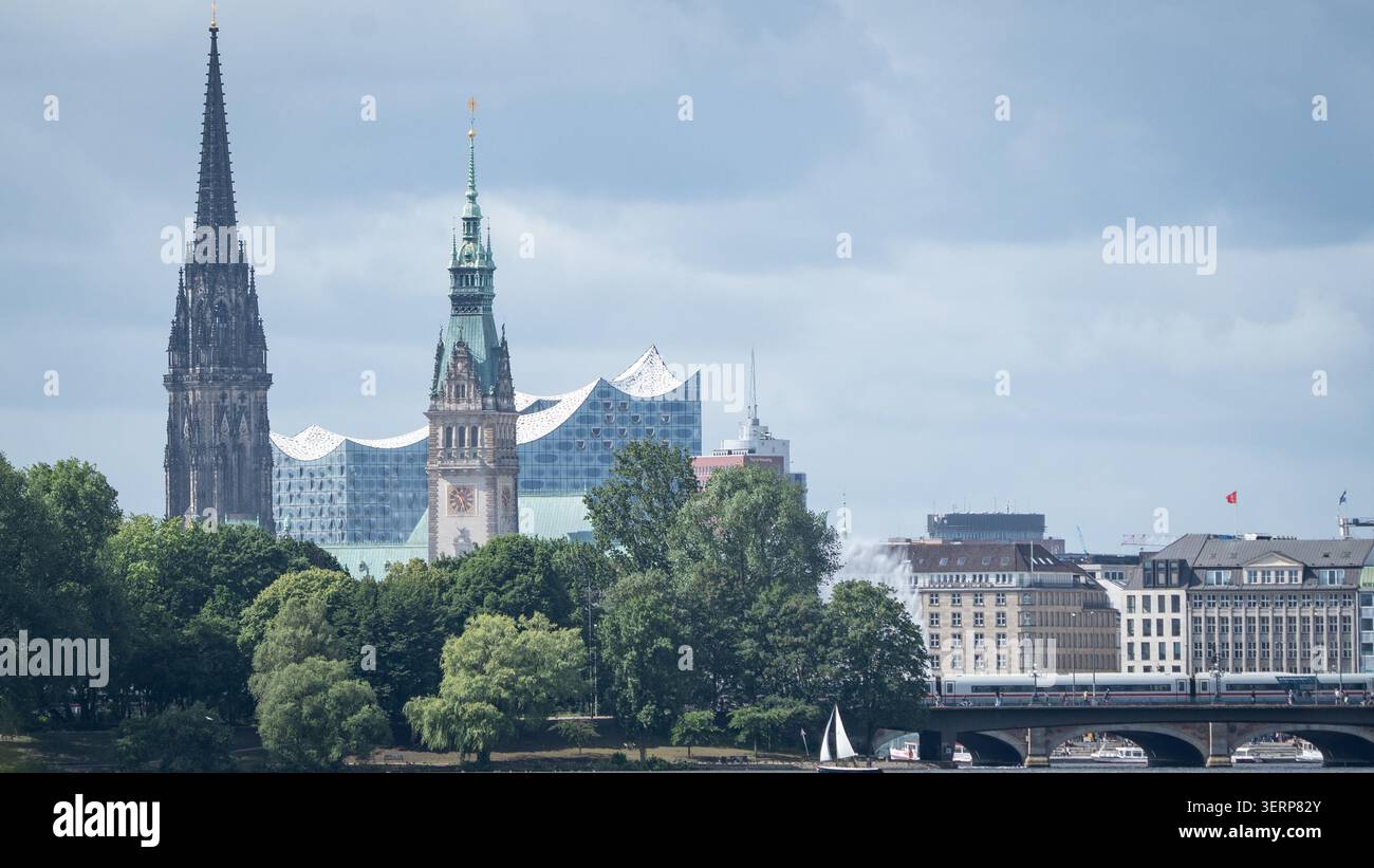 City panorama, city view of Hamburg with the Alster in the foreground ...