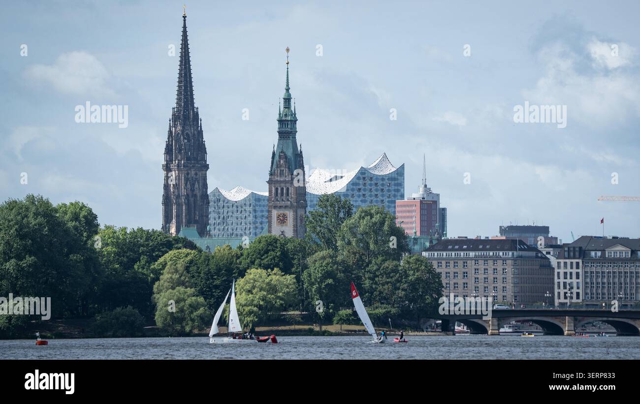 City panorama, city view of Hamburg with the Alster in the foreground ...