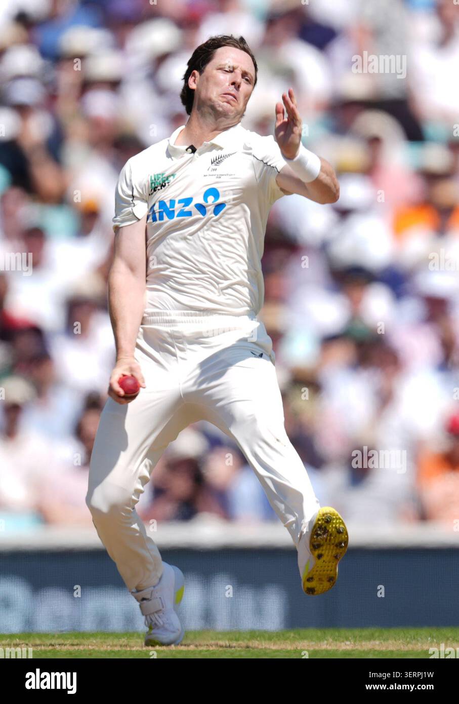 New Zealand's Matt Henry bowling on day three of the Second Rothesay ...