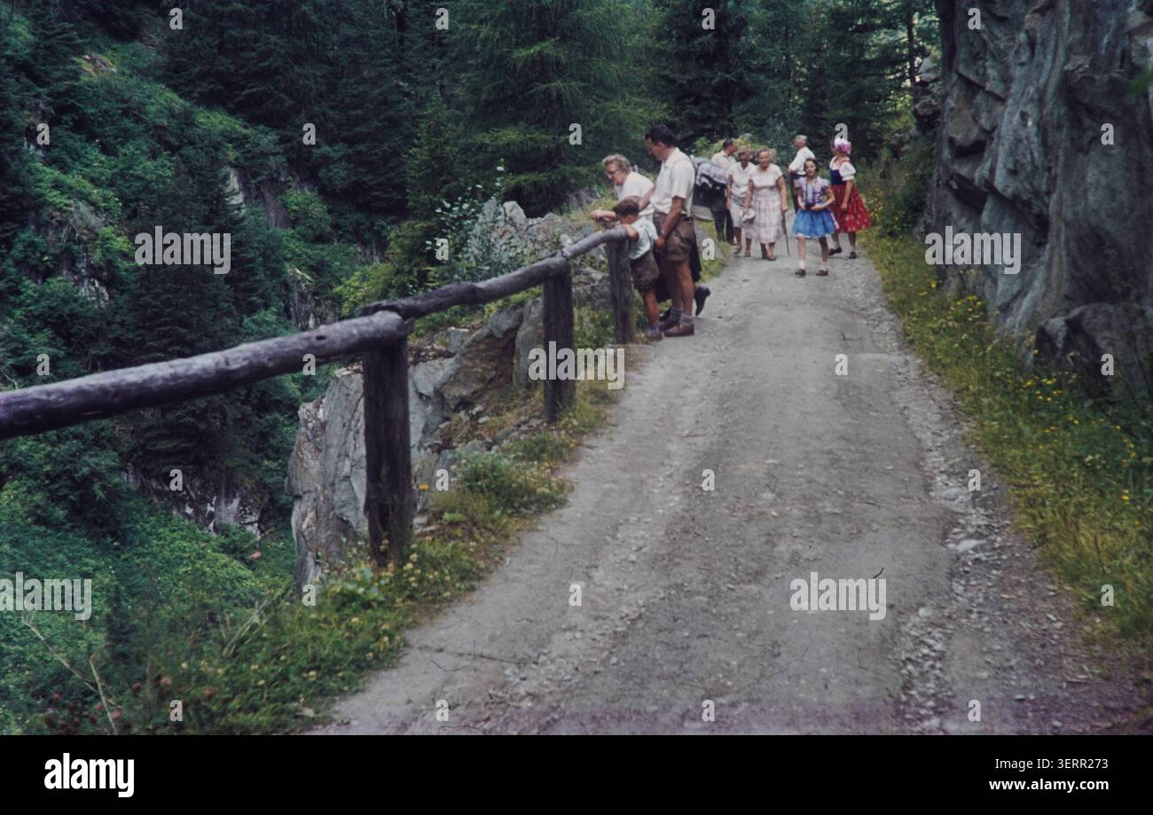 Wanderferien GDR, 20200101,Aufnahme ca. 1960, Familienausflug ...