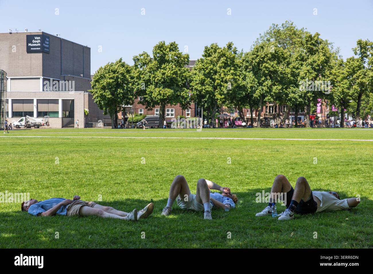 AMSTERDAM - People are seeking shade in Amsterdam's city center. Due to ...