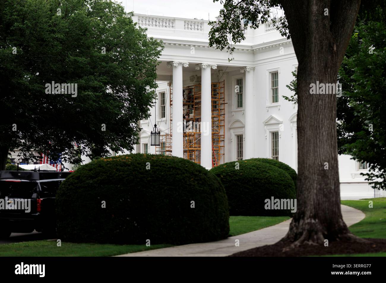 Construction crews work on the North Portico of the White House ...