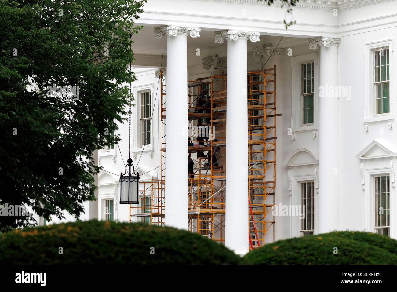 Construction crews work on the North Portico of the White House ...