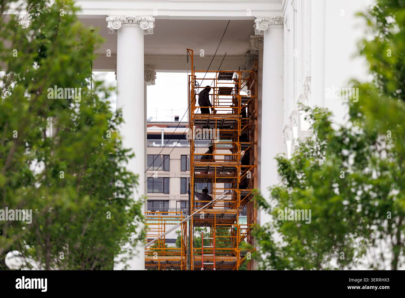 Construction crews work on the North Portico of the White House ...