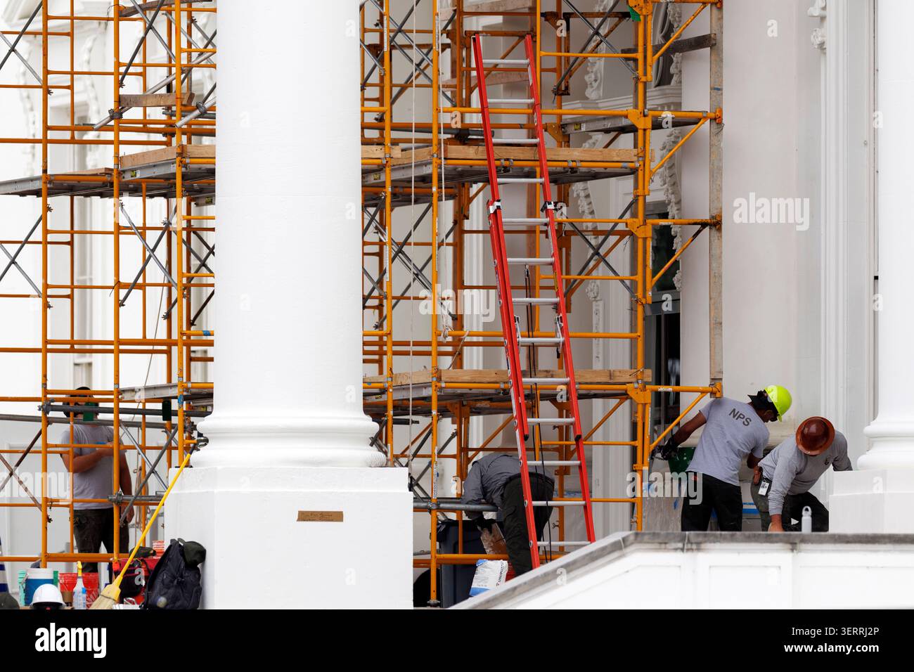 Construction crews work on the North Portico of the White House ...