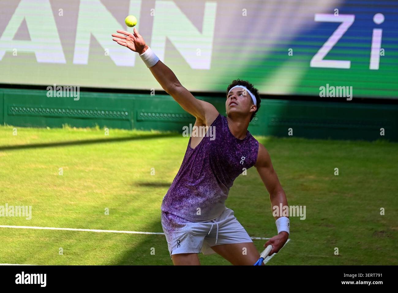 Halle, Deutschland. 19th June, 2026. Ben Shelton (USA) schleagt auf ...