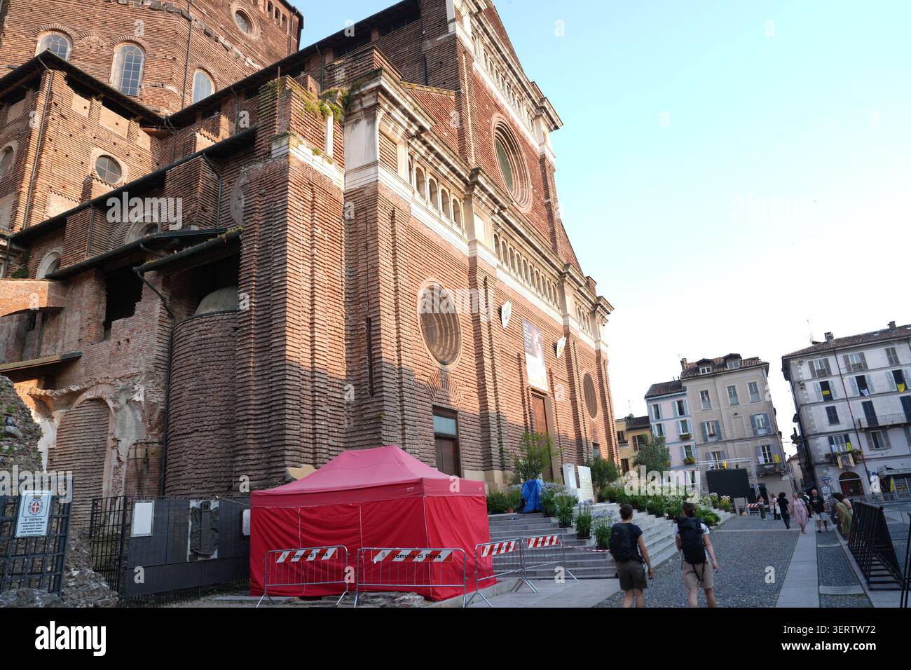 IPA85860239 - Pavia, Piazza Duomo, preparations for the arrival of Pope ...