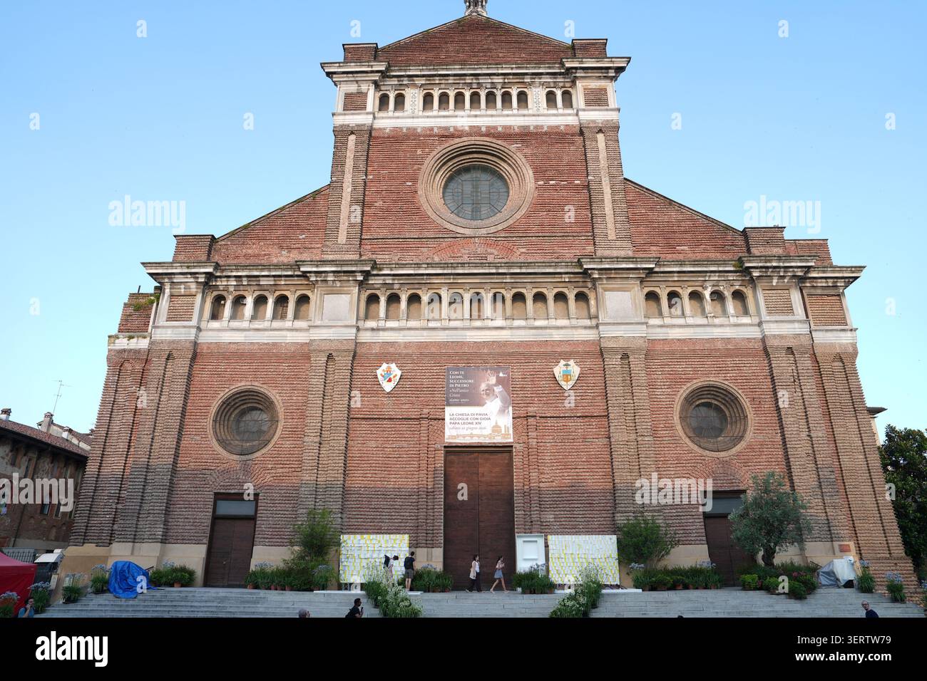 IPA85860229 - Pavia, Piazza Duomo, preparations for the arrival of Pope ...