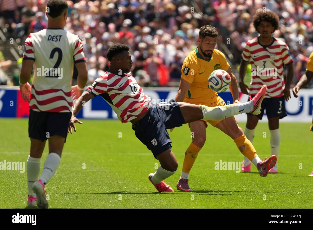United States' Alex Freeman (16) challenges for the ball with Australia ...