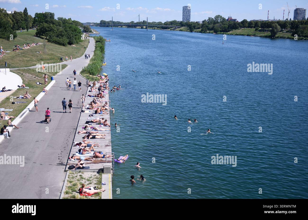 (260619) -- VIENNA, June 19, 2026 (Xinhua) -- People enjoy themselves ...