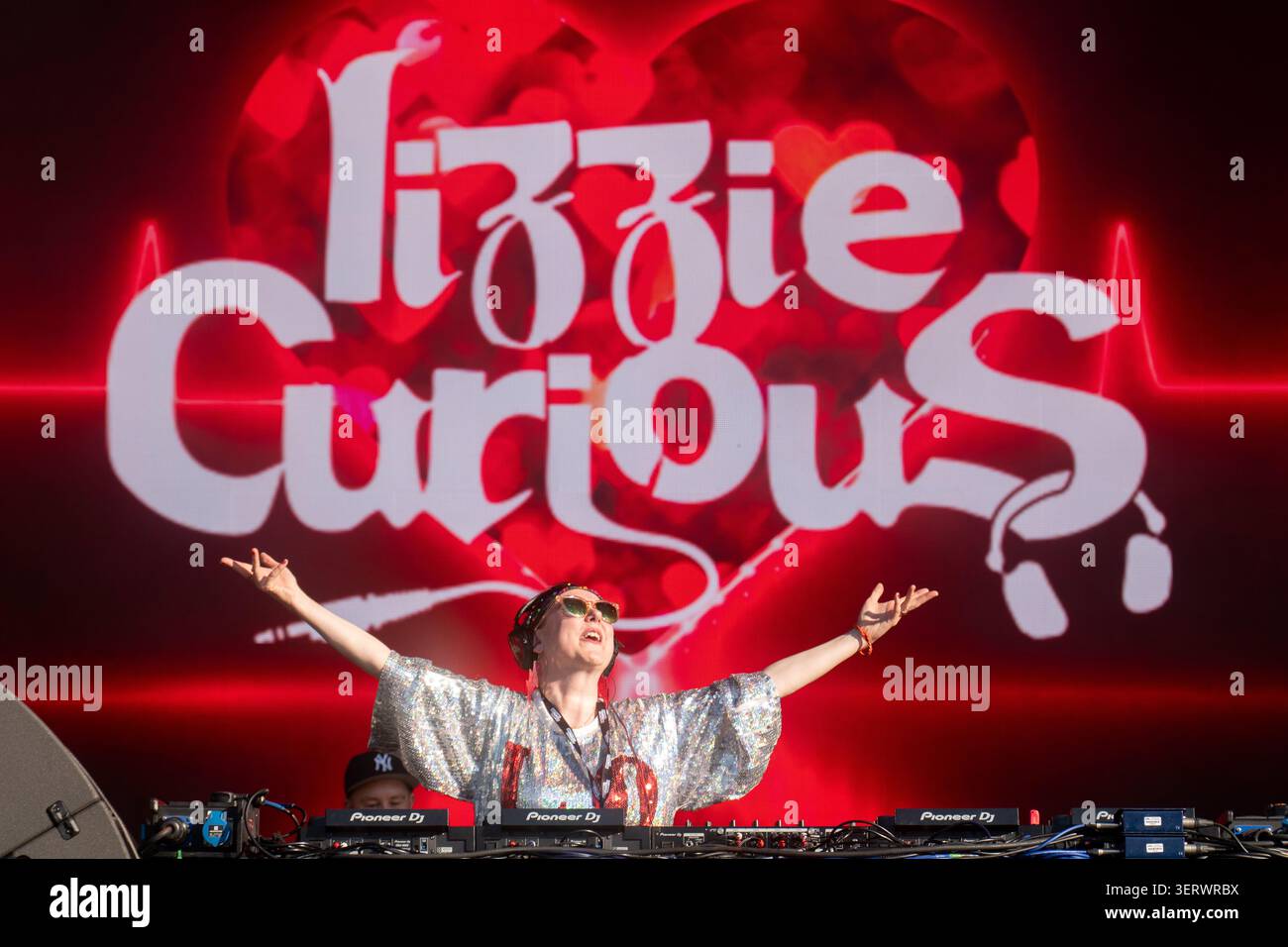 Thetford, UK, 19 June, 2026. Lizzie Curious in concert. Pictured left ...