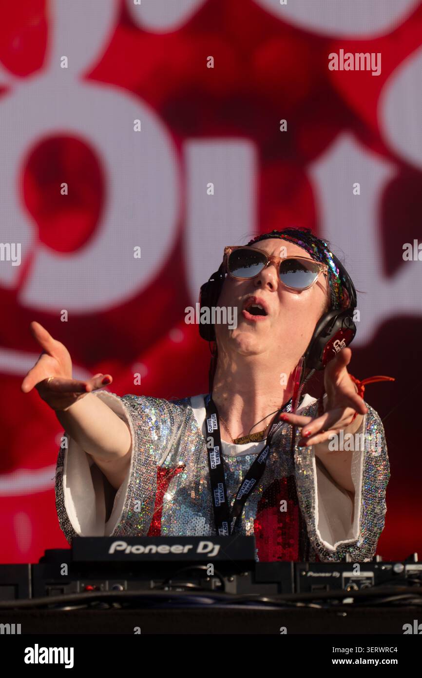 Thetford, UK, 19 June, 2026. Lizzie Curious in concert. Pictured left ...