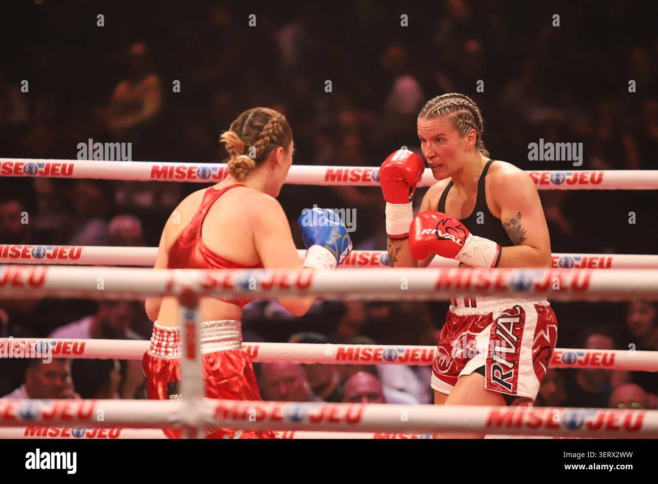 Canadian boxer Marie-Pier Houle and Mexican boxer María del Sol Moreno ...