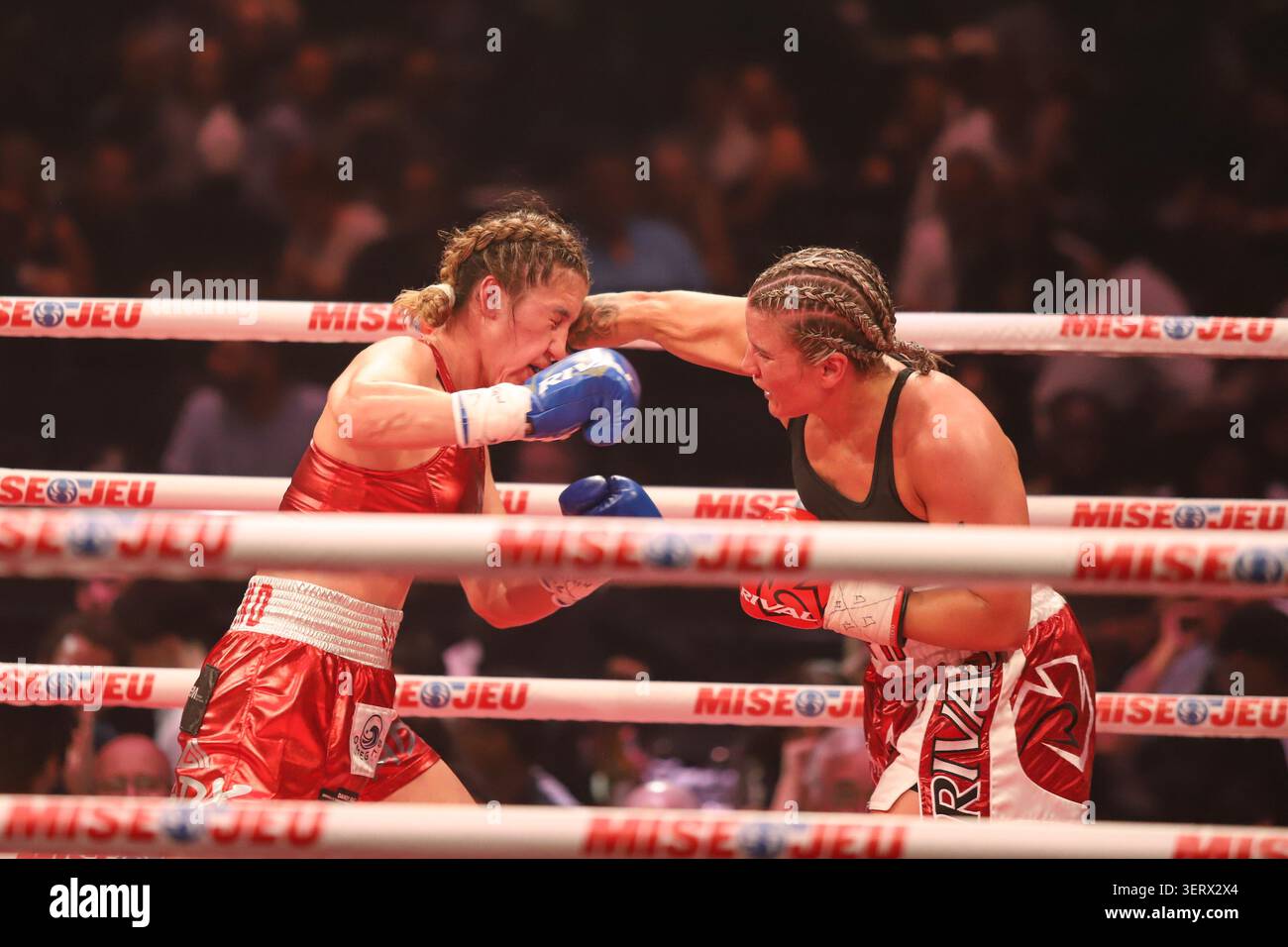 Canadian boxer Marie-Pier Houle punches Mexican boxer María del Sol ...