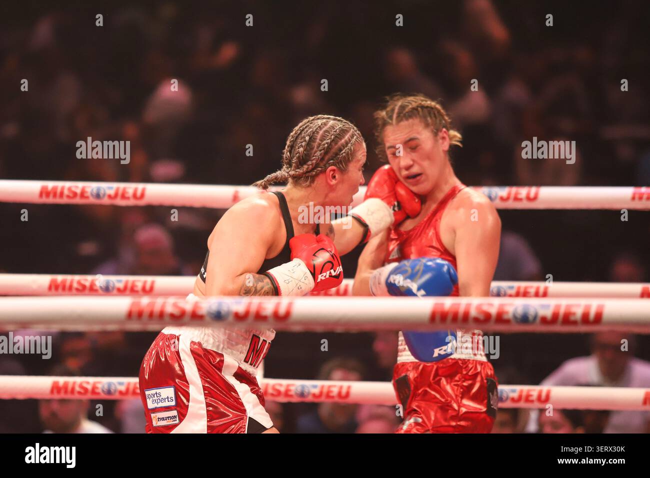 Canadian boxer Marie-Pier Houle punches Mexican boxer María del Sol ...