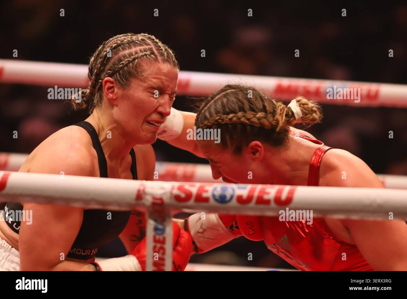 Canadian boxer Marie-Pier Houle and Mexican boxer María del Sol Moreno ...