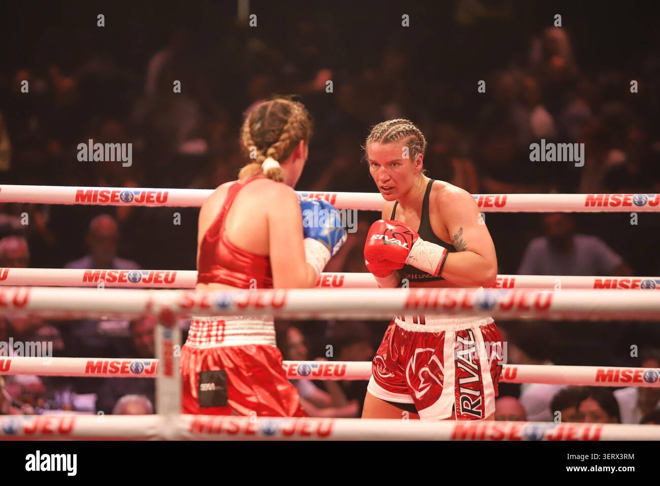 Canadian boxer Marie-Pier Houle and Mexican boxer María del Sol Moreno ...