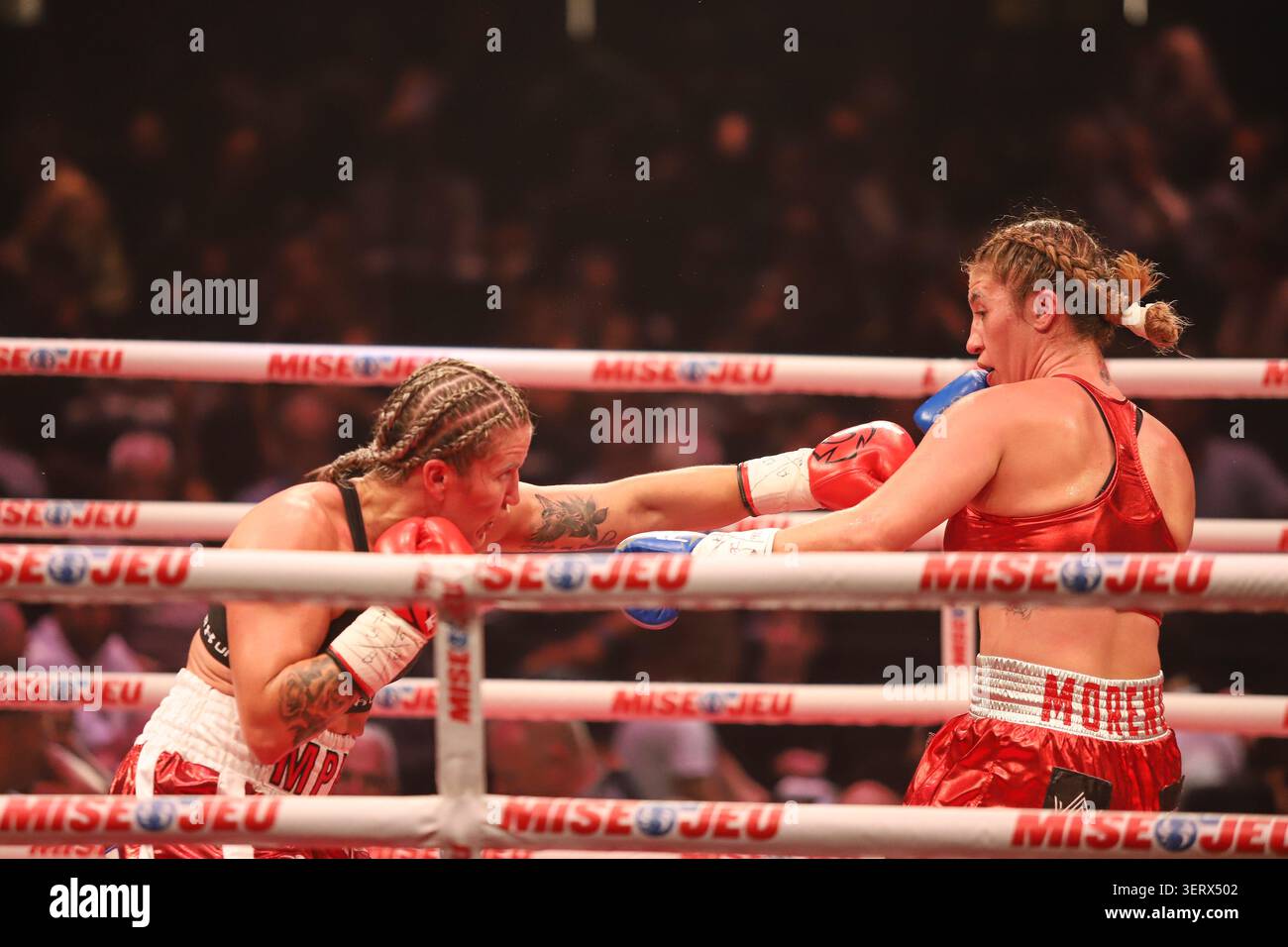 Canadian boxer Marie-Pier Houle punches Mexican boxer María del Sol ...