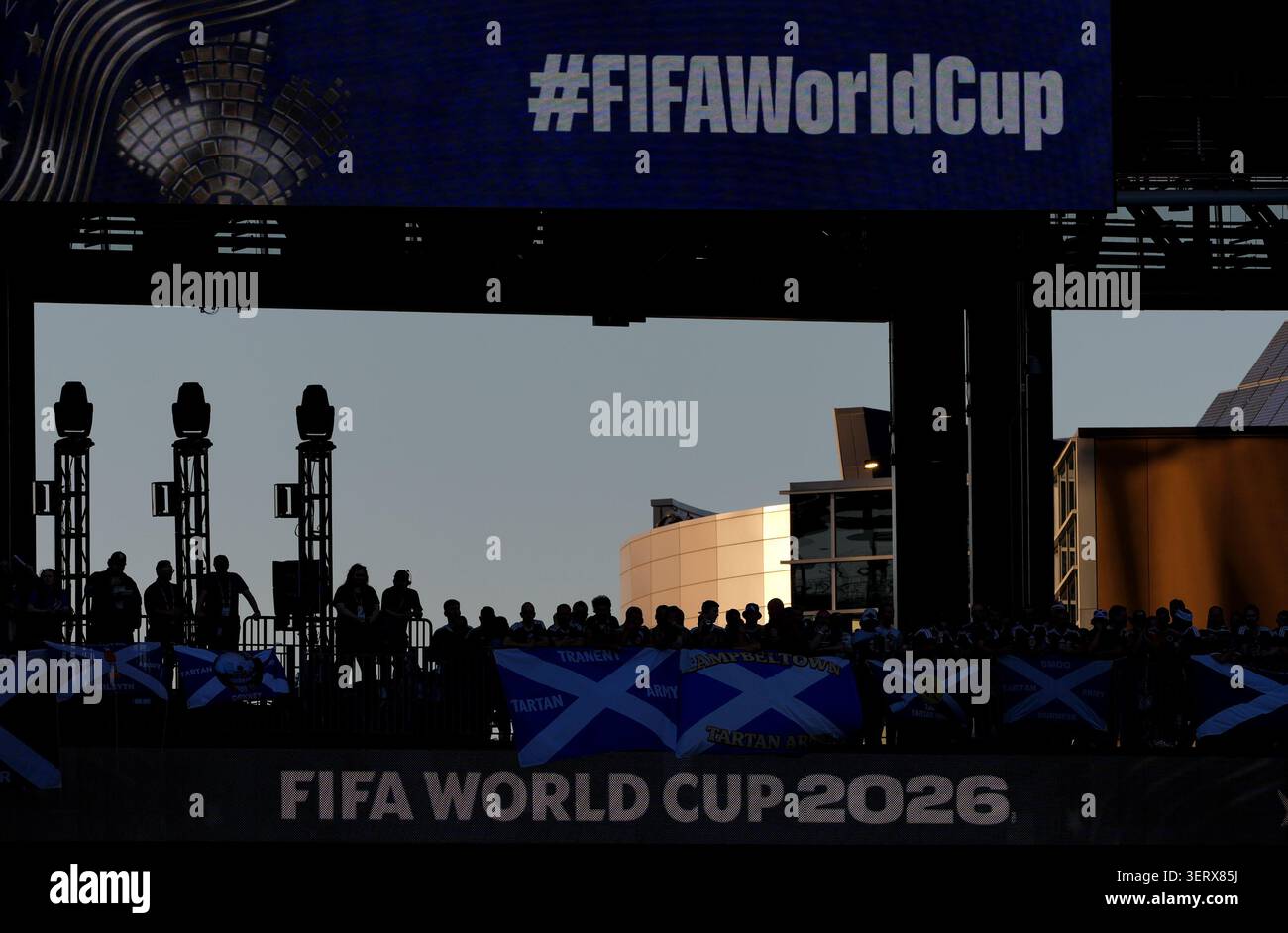 (260620) -- BOSTON, June 20, 2026 (Xinhua) -- Spectators watch the ...