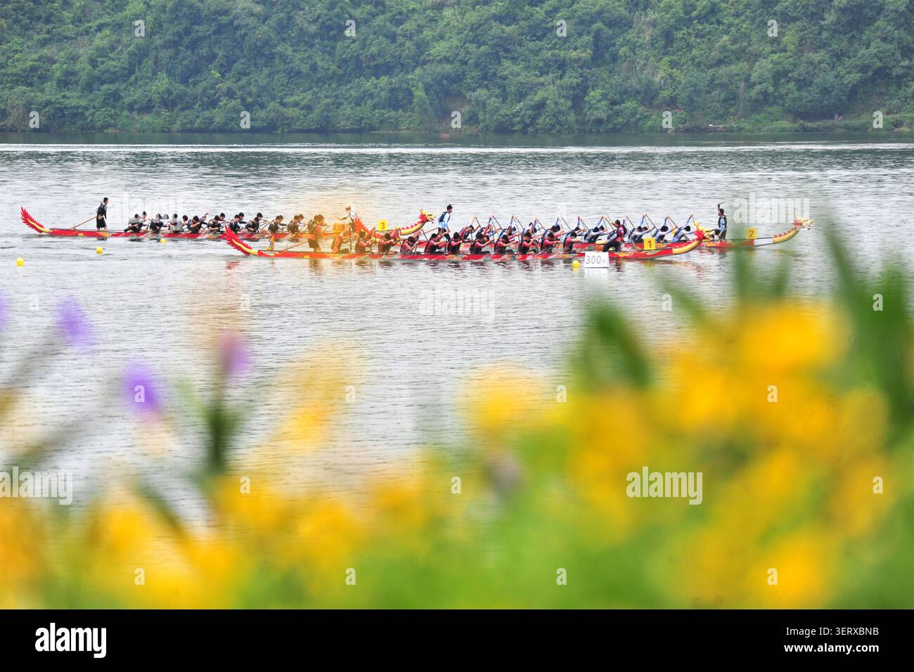(260620) -- BEIJING, June 20, 2026 (Xinhua) -- People compete in a ...