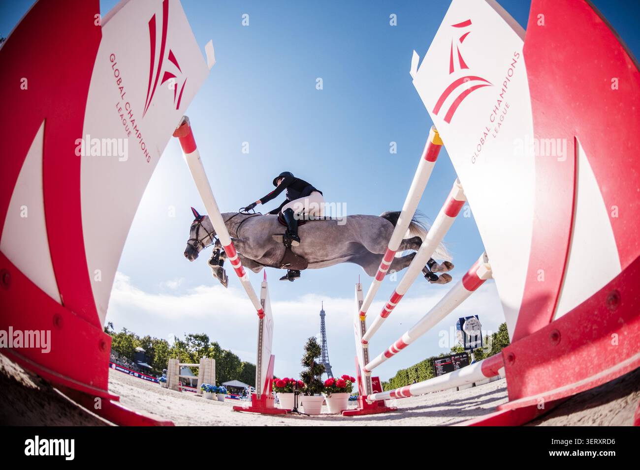 IPA85871054 - Lara TRYBA, FRA, Shot Gun during the Longines Paris ...