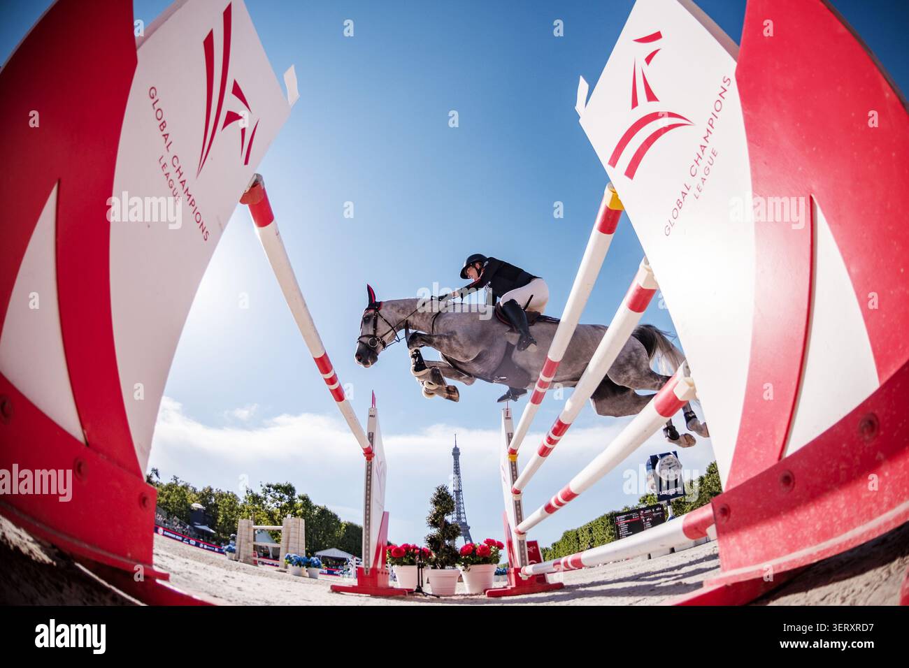 IPA85871055 - Lara TRYBA, FRA, Shot Gun during the Longines Paris ...