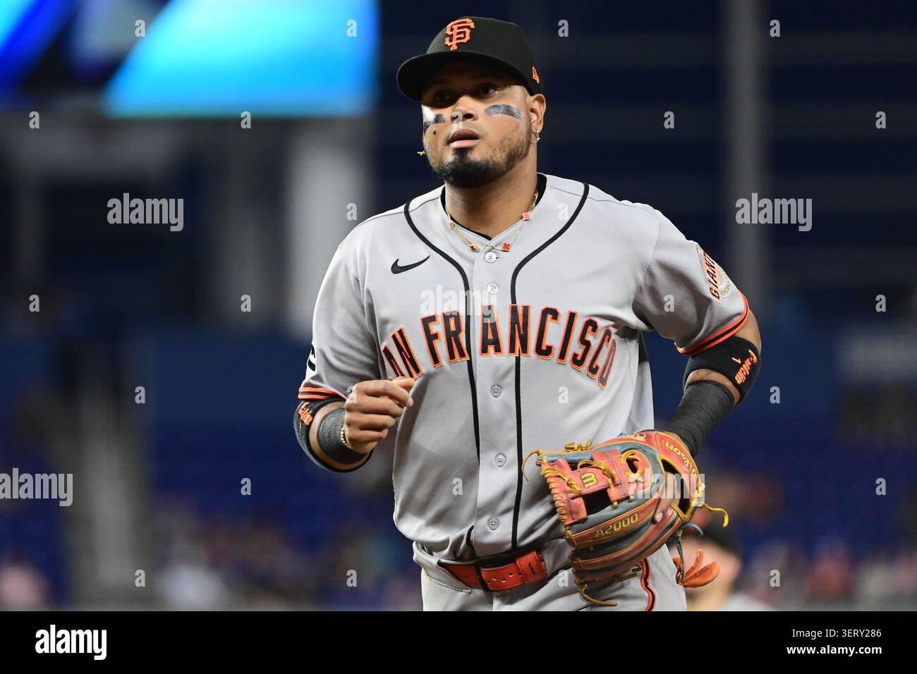 San Francisco Giants second baseman Luis Arraez (1) jogs back to the ...