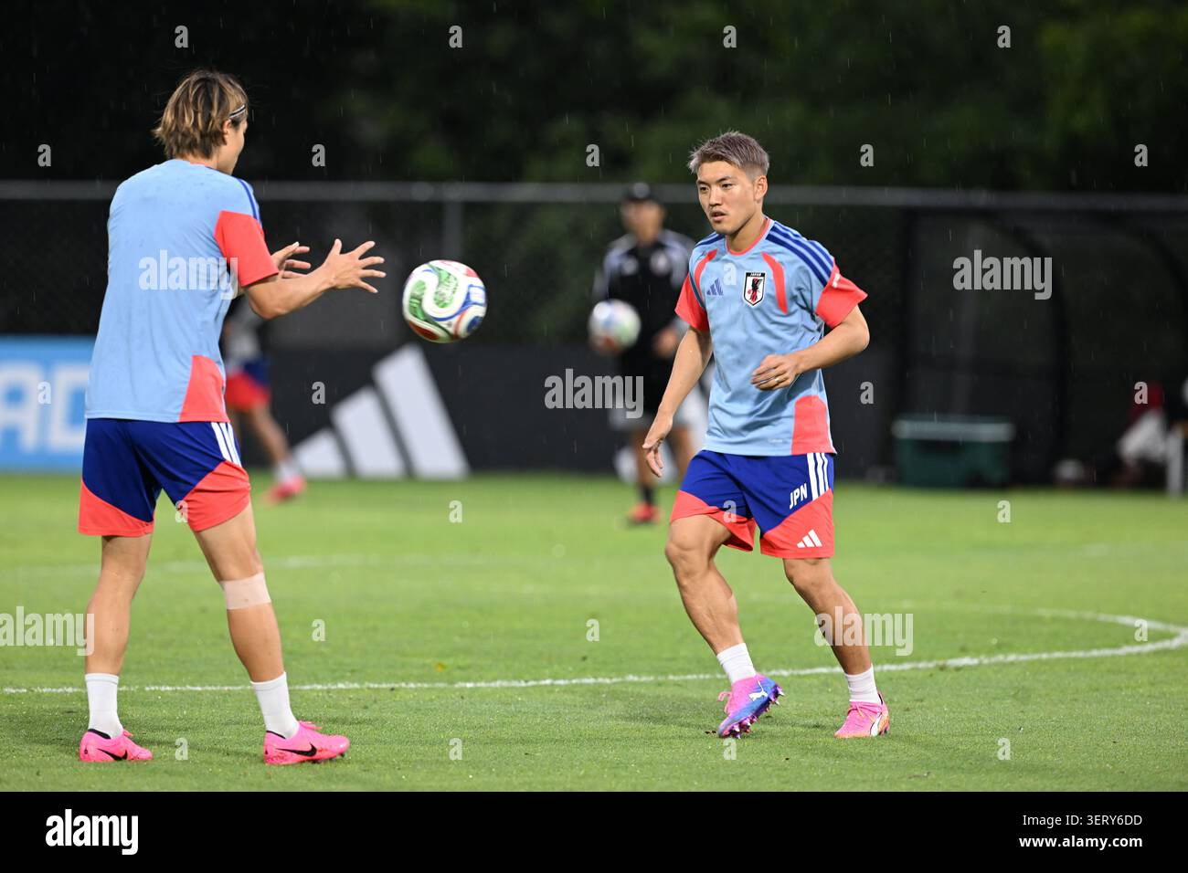 (260620) -- MONTERREY, June 20, 2026 (Xinhua) -- Doan Ritsu (R) of ...