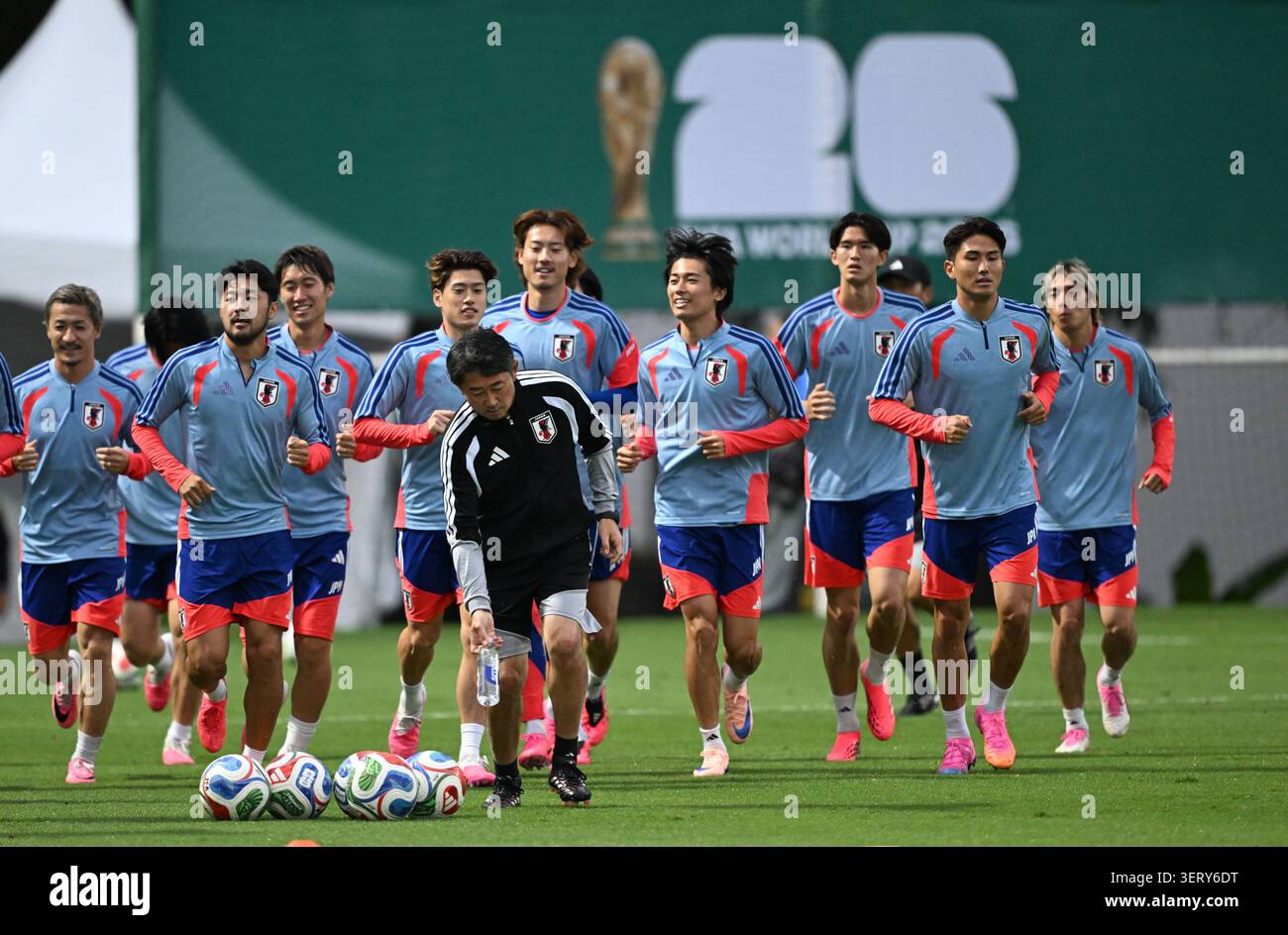 (260620) -- MONTERREY, June 20, 2026 (Xinhua) -- Players of Japan ...