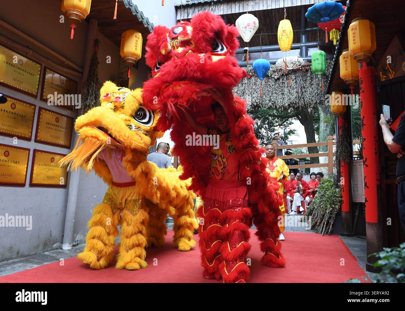 (260620) -- WUHAN, June 20, 2026 (Xinhua) -- People perform lion dance ...