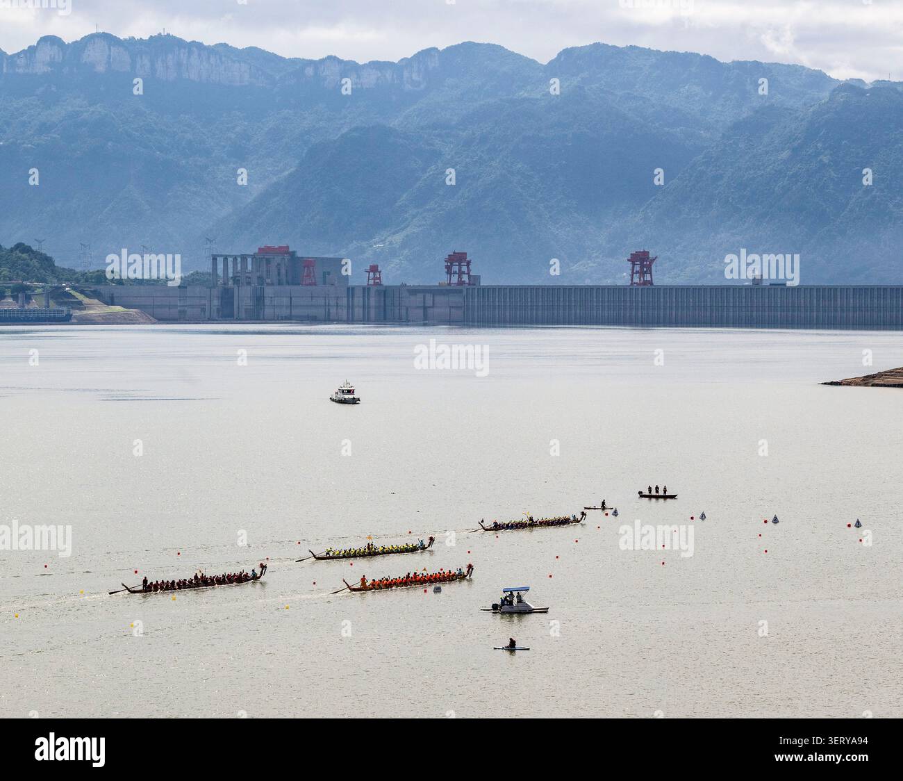 (260620) -- WUHAN, June 20, 2026 (Xinhua) -- People take part in a ...