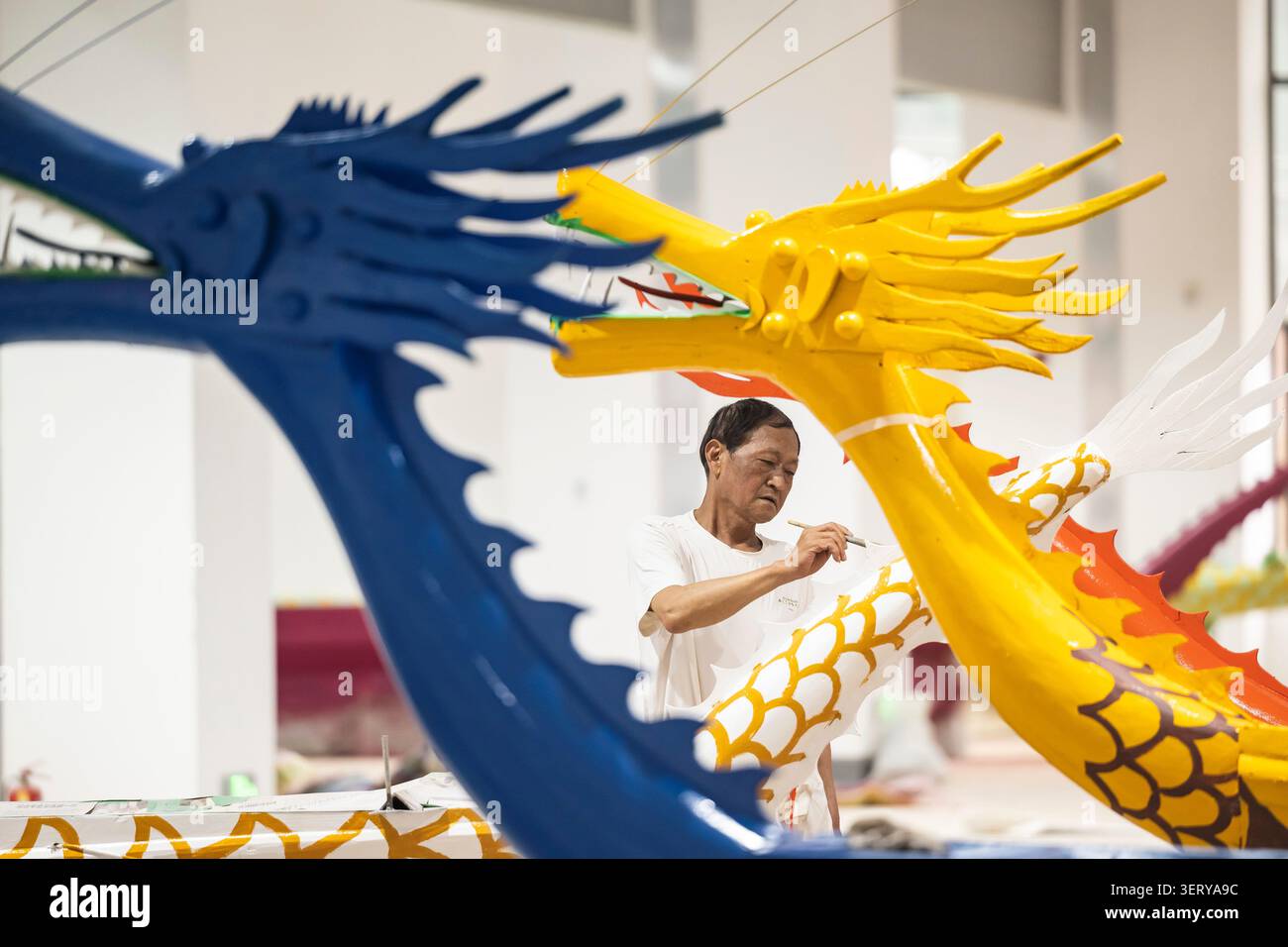(260620) -- WUHAN, June 20, 2026 (Xinhua) -- Zheng Xianglong paints a ...
