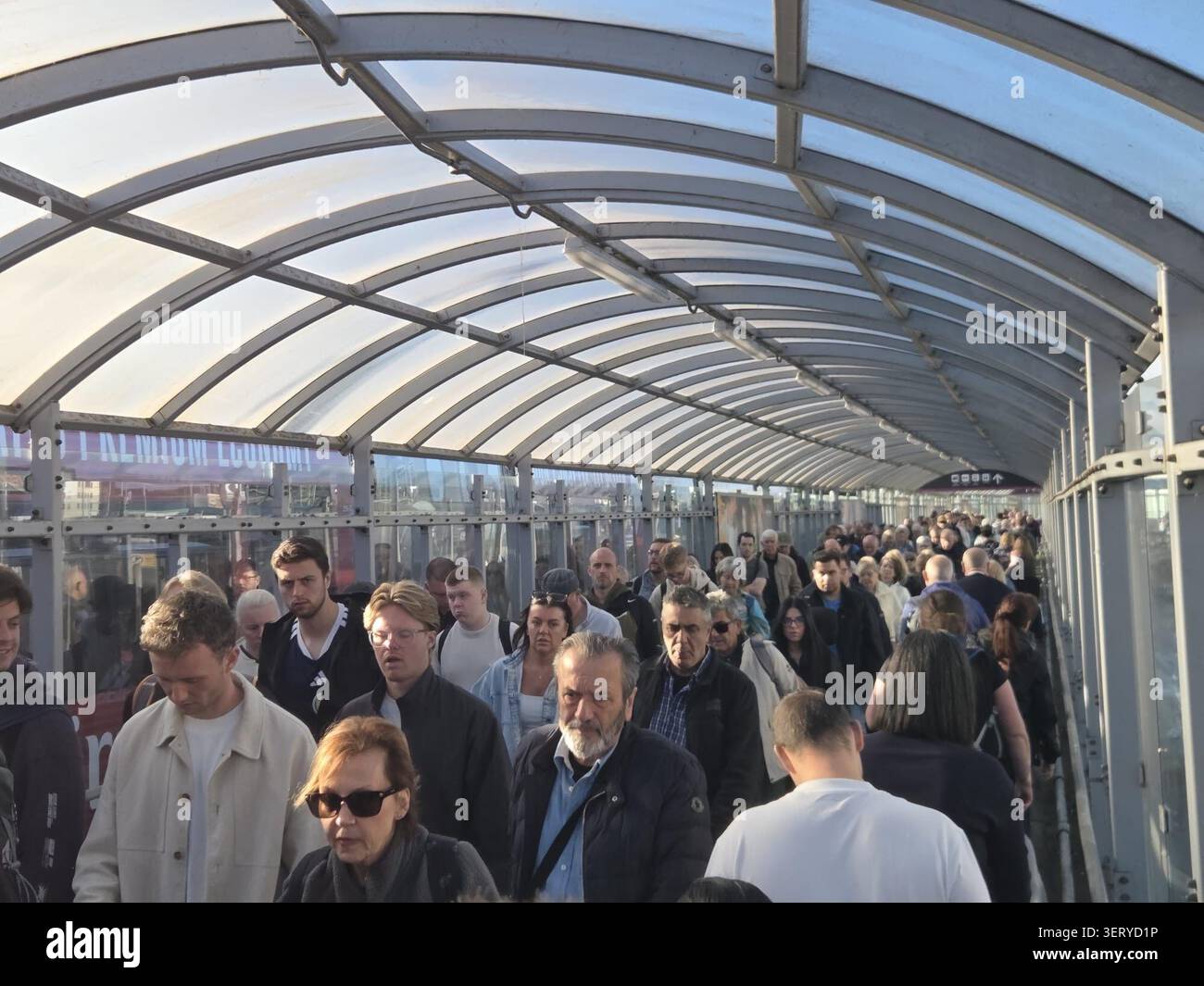RETRANSMITTING CREDIT UPDATED TO PA Large queues outside Edinburgh ...