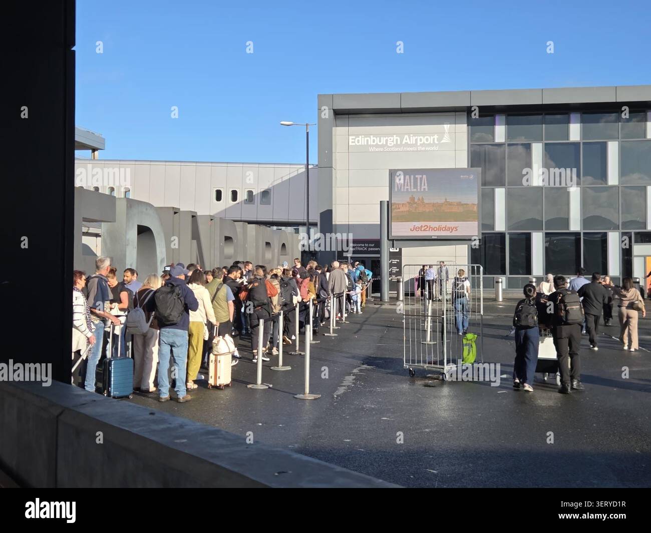 RETRANSMITTING CREDIT UPDATED TO PA Large queues outside Edinburgh ...
