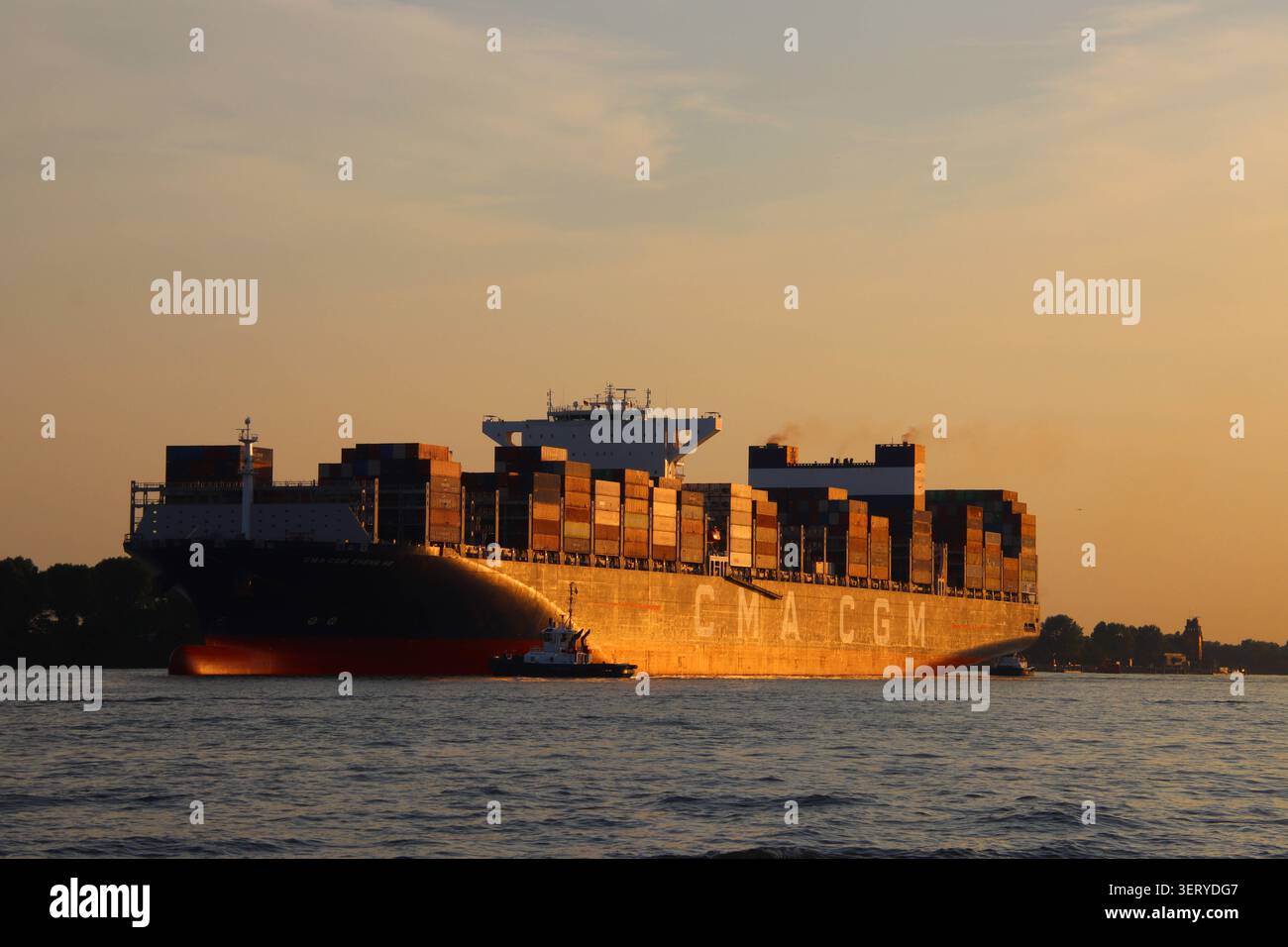 Der Containerfrachter CMA CGM Zheng He läuft in den Hamburger Hafen ein ...
