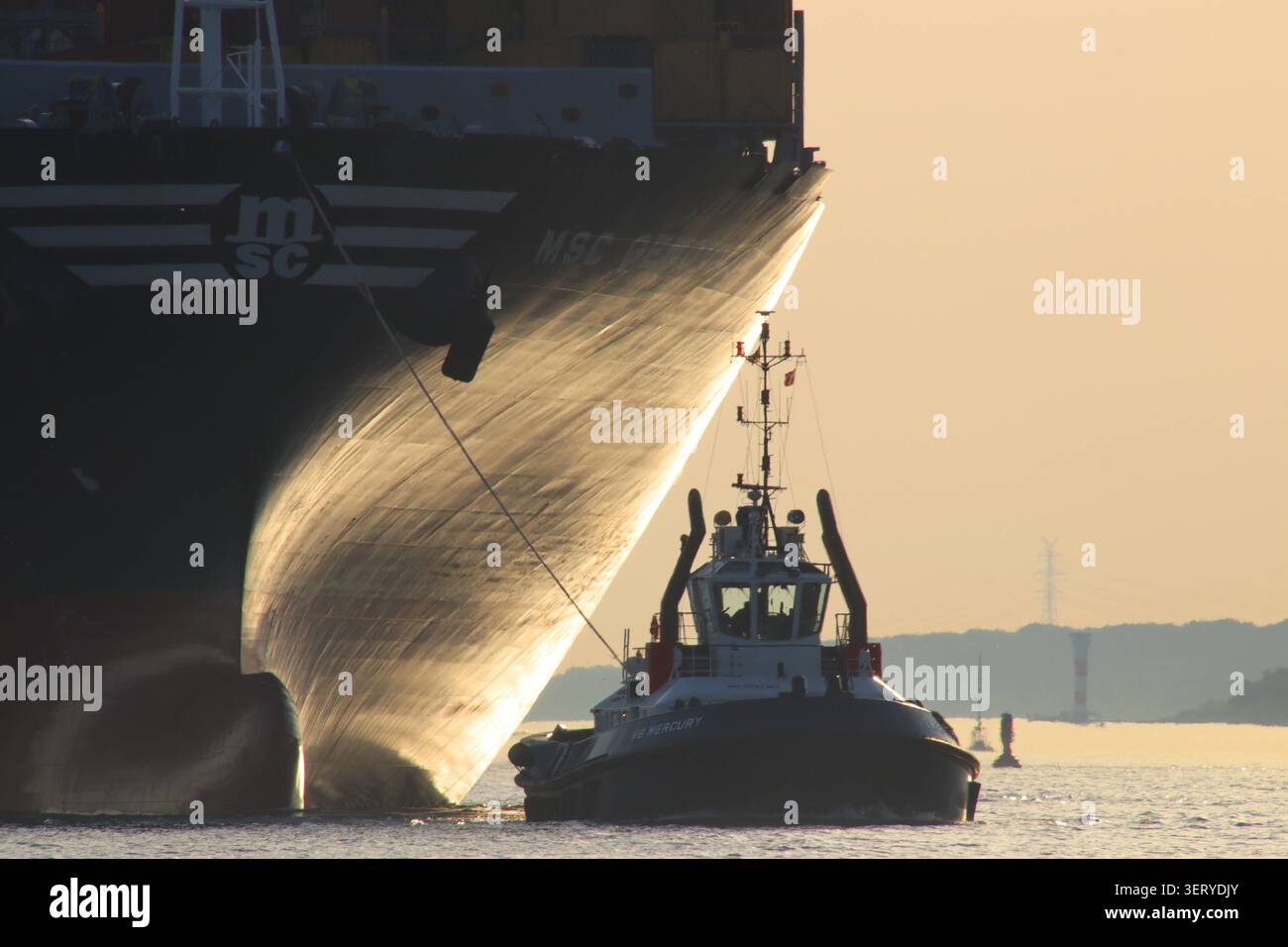 Der Containerfrachter MSC Genova läuft mit Schlepperhilfe in den ...