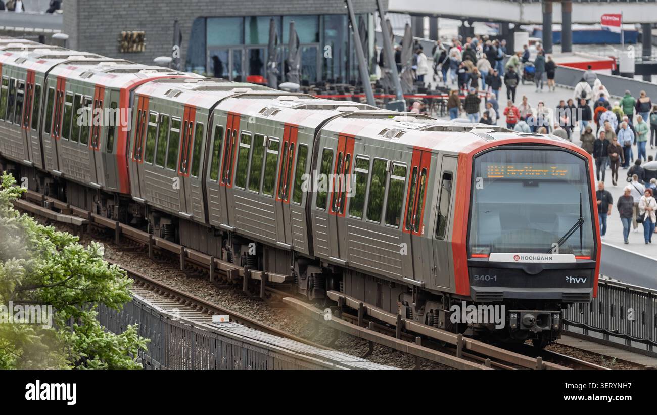 14 June 2026, Hamburg: A train on Subway Line 3 runs between the ...