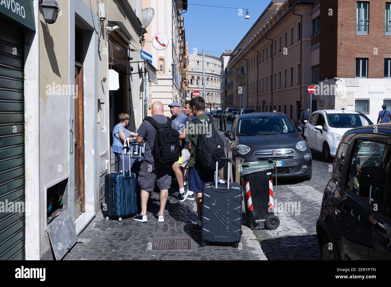 IPA85874641 - Tourists in Rome near the Colosseum Stock Photo - Alamy