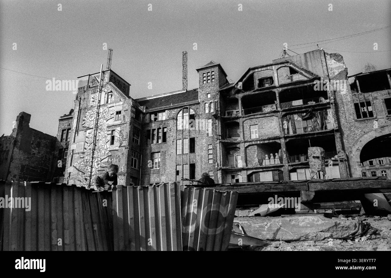 Tacheles Deutschland, Berlin, 20.03.1993, hinterm multikulturellen ...