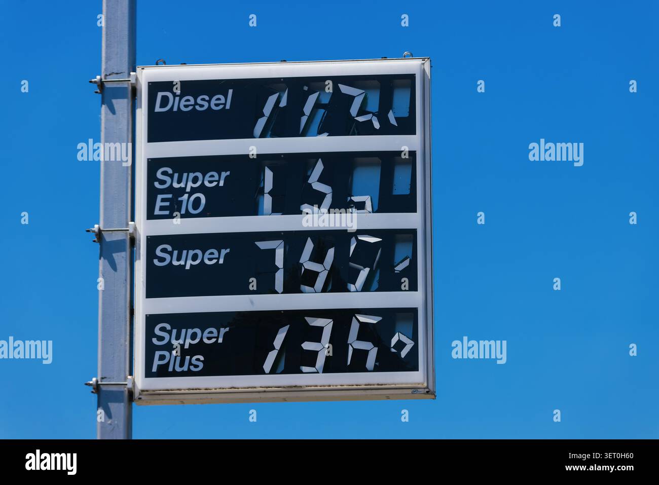 20 June 2026, Baden-Württemberg, Ihringen: The prices on a gas station ...