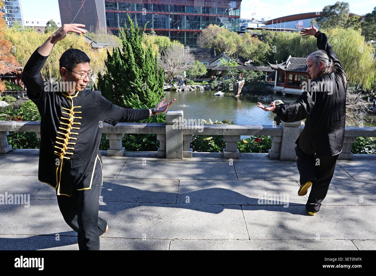 (260620) -- SYDNEY, June 20, 2026 (Xinhua) -- Two people perform ...