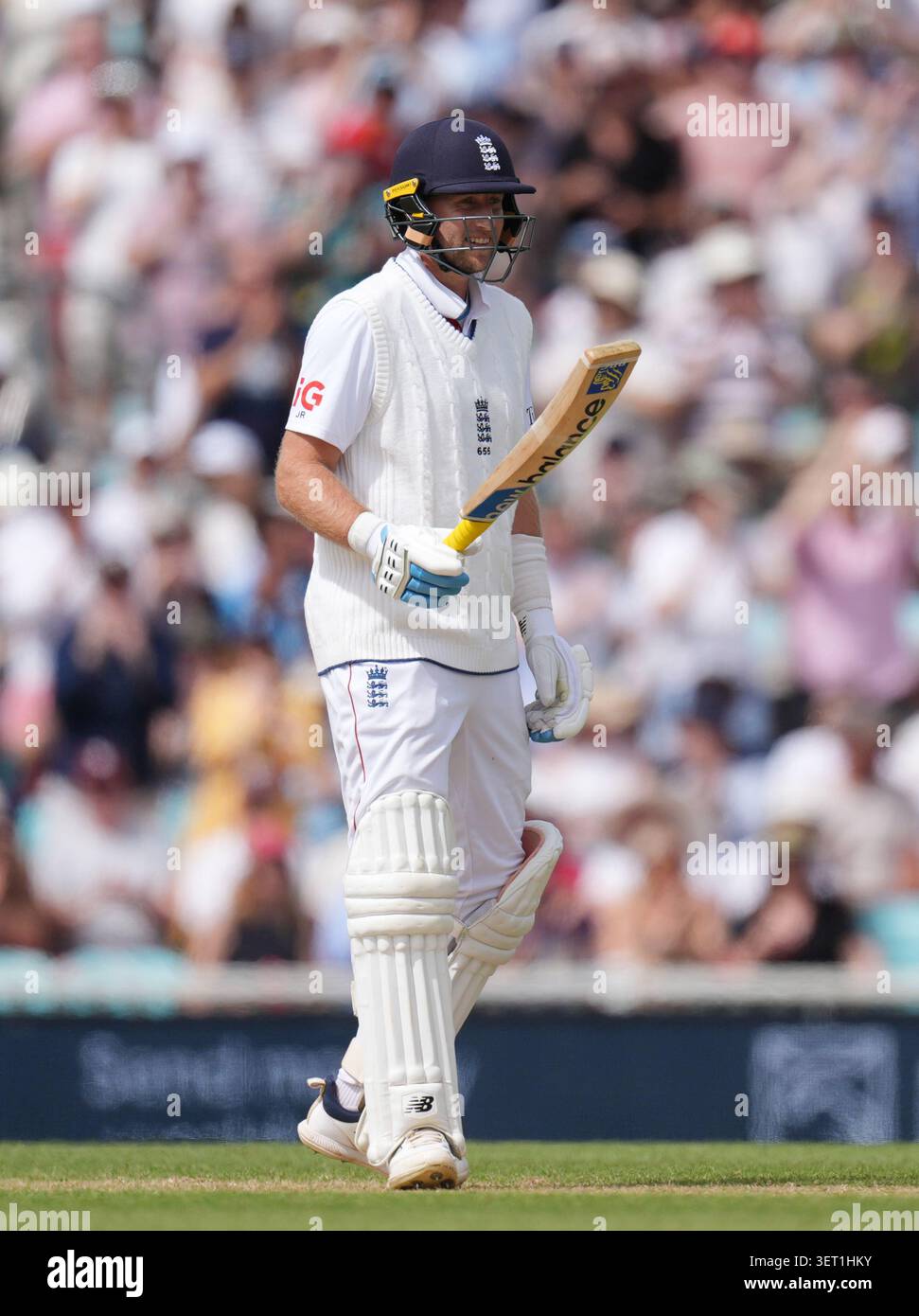 England's Joe Root acknowledges the crowd after reaching 14,000 test ...