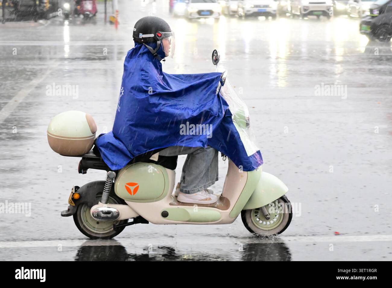 Vehicles and pedestrians face difficulties as streets flood during a ...