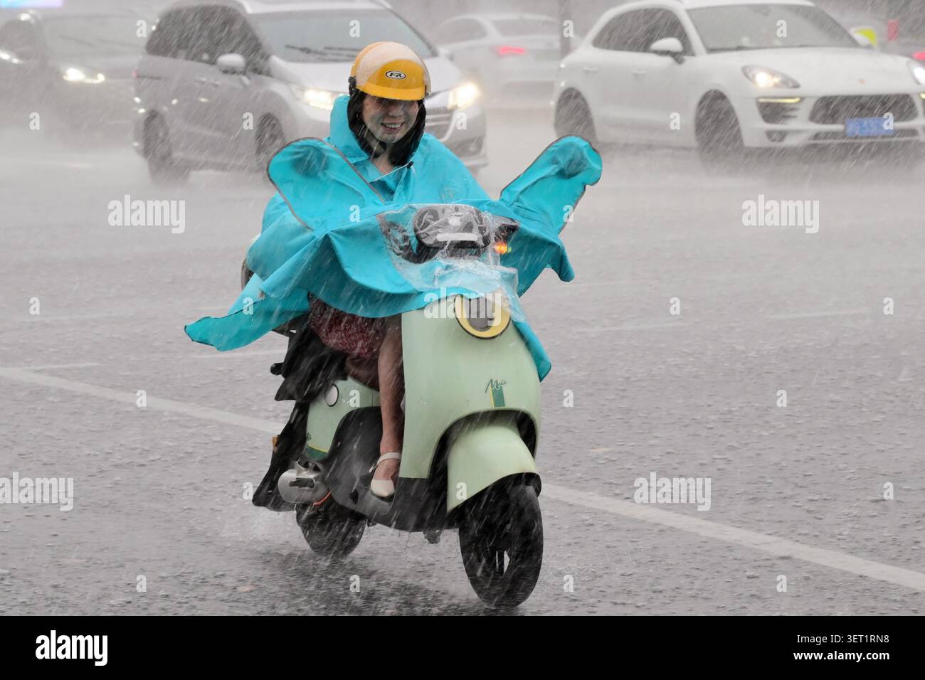 Vehicles and pedestrians face difficulties as streets flood during a ...