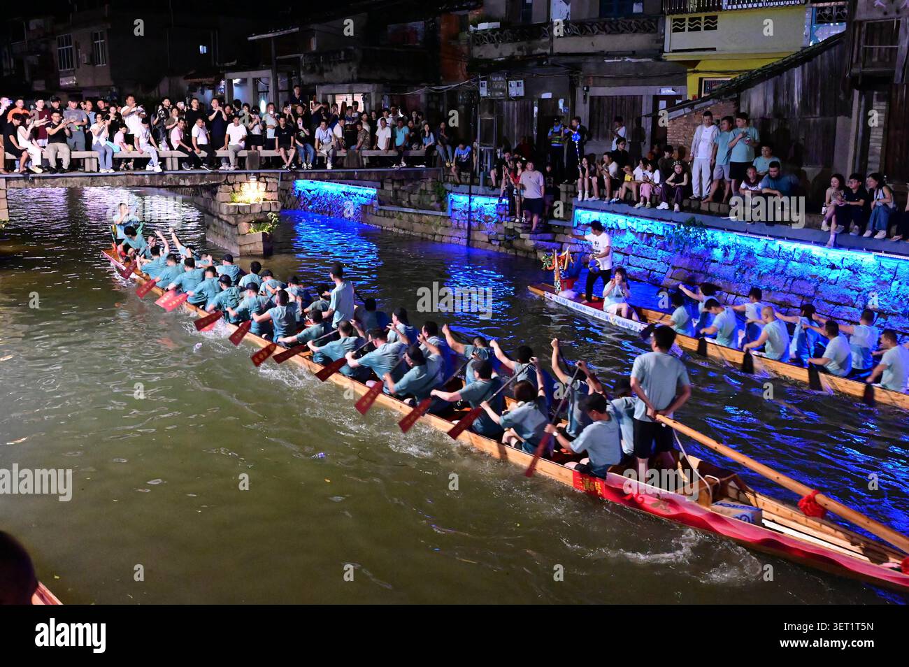 Villagers watch unique night dragon boat races in Sanxi Village ...