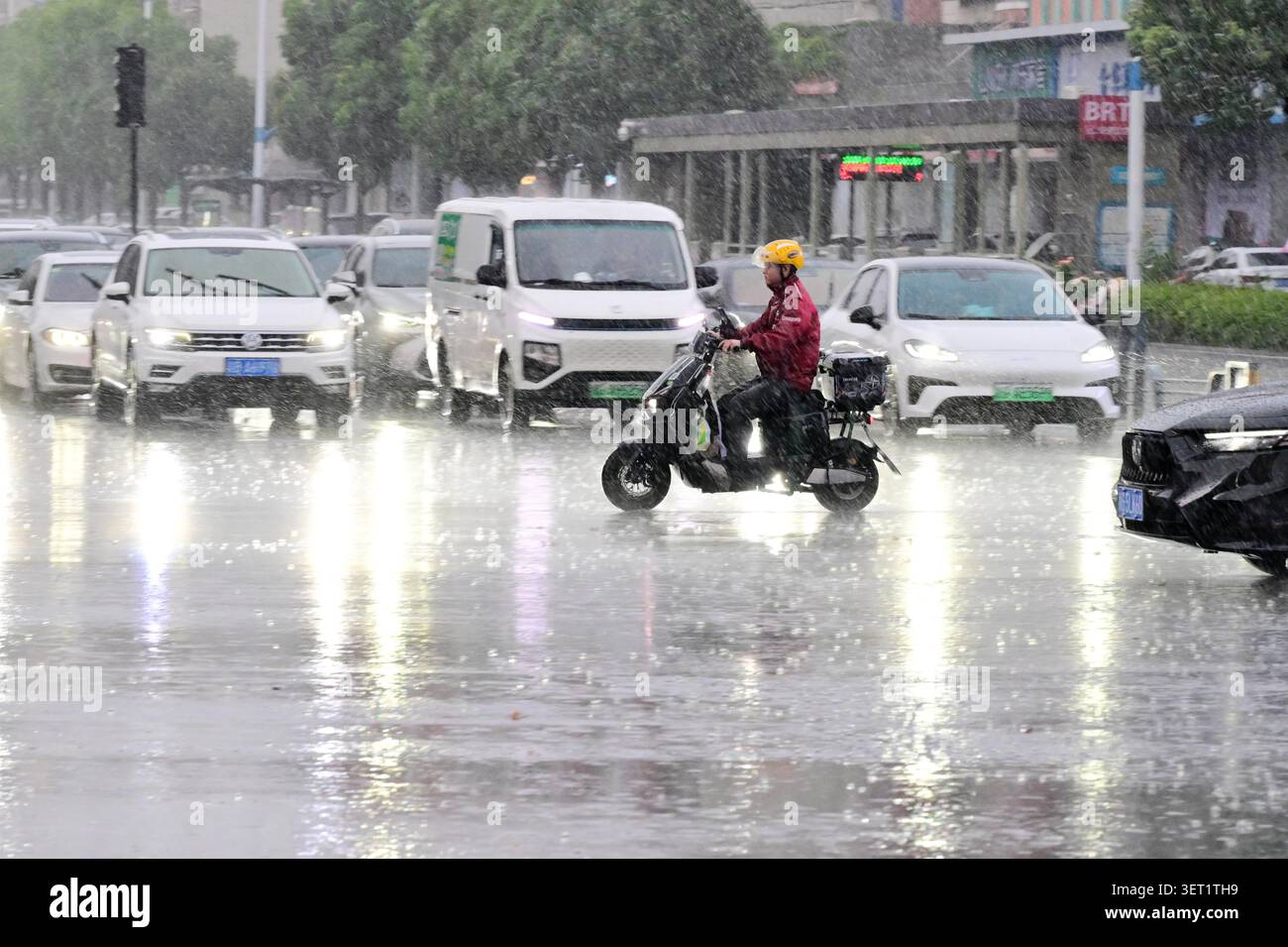 Vehicles and pedestrians face difficulties as streets flood during a ...